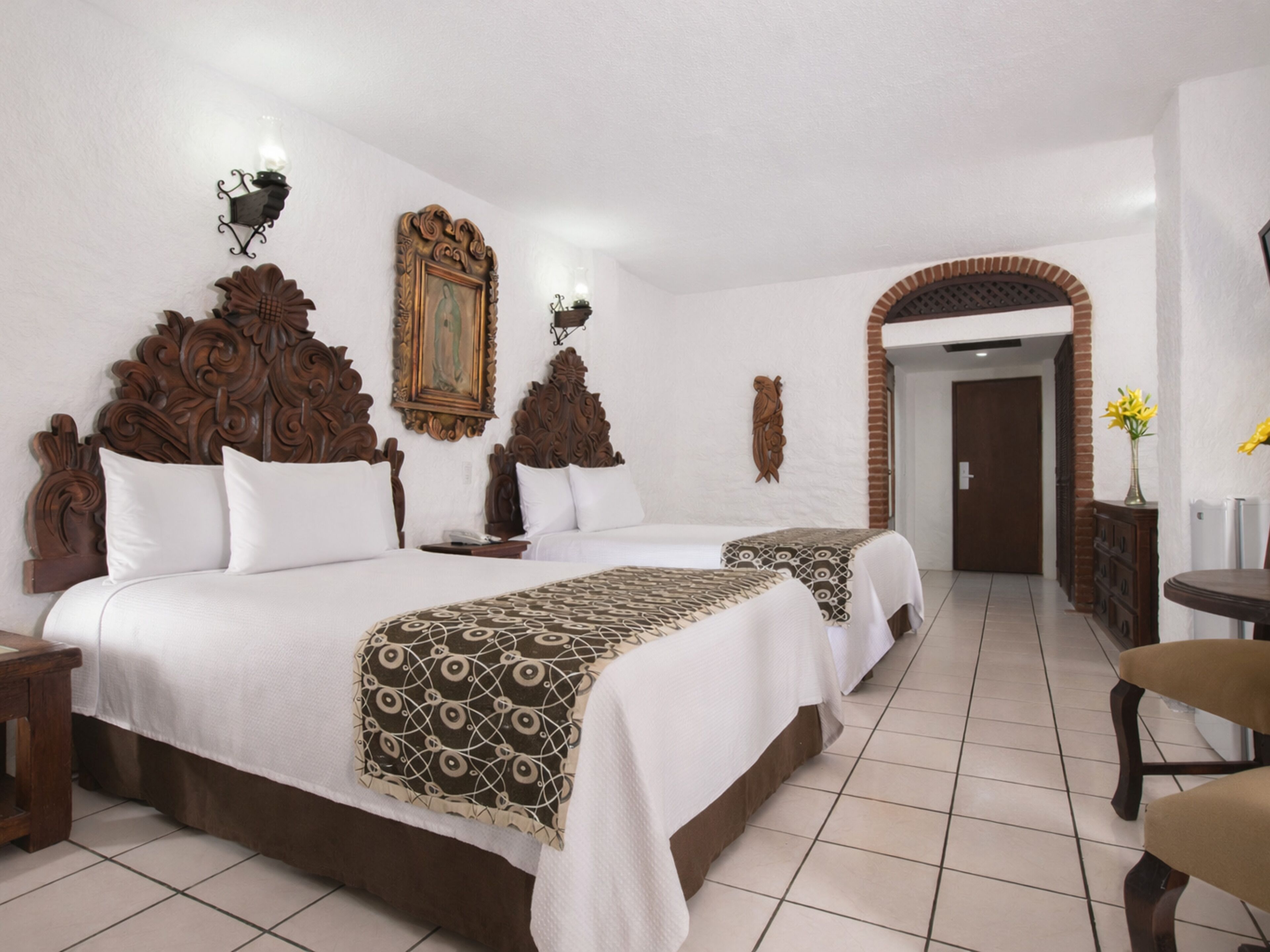Quarto superior, 2 camas de casal | Cofres nos quartos, ferros/tábuas de passar roupa, Wi-Fi de cortesia