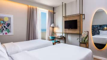 Quarto Executivo, 2 camas individuais, varanda, vista parcial para o mar | Minibar, cofre no quarto, com decoração personalizada