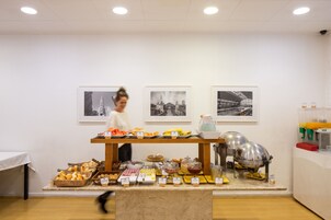 Café da manhã com buffet grátis todos os dias