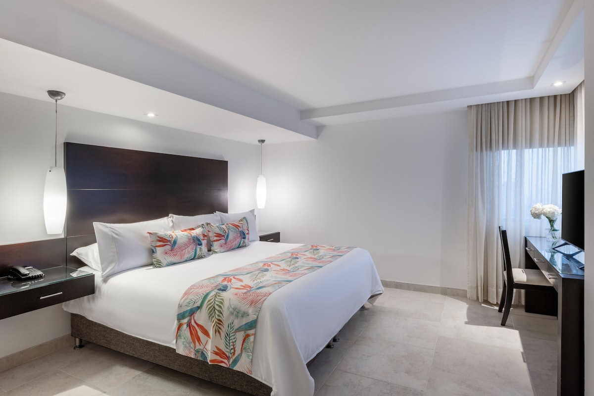 Suite Júnior, varanda, vista para o oceano | Cofre no quarto, secretária, cortinas/cortinados opacos