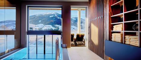 Piscina interna, piscina externa, espreguiçadeiras