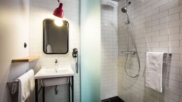 Um polibã, um chuveiro fixo, produtos de higiene exclusivos