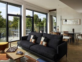 Suíte executiva, 2 quartos, terraço | Roupas de cama premium, frigobar, cofres nos quartos, escrivaninha