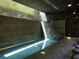 Piscina interna, funciona das 8h às 20h, espreguiçadeiras