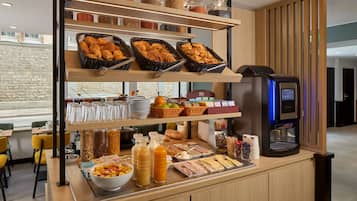 Café da manhã com buffet todos os dias (EUR 15 por pessoa)