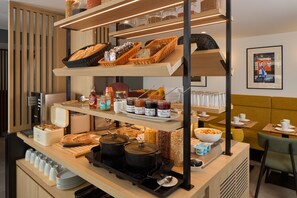 Pequeno-almoço tipo buffet diário (15 EUR por pessoa) 