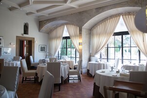 2 restaurantes: opção de café da manhã, almoço e jantar