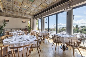 Cozinha regional, com espaço para refeições ao ar livre