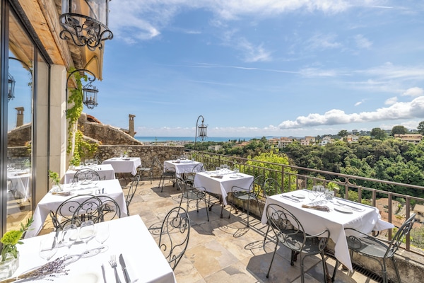 Cozinha regional, com espaço para refeições ao ar livre