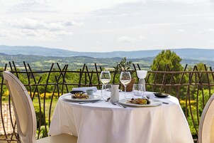 Serviço de almoço e jantar; culinária regional, vistas para o jardim 