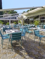 Pequenos-almoços, almoços, jantares servidos, com vista para a piscina