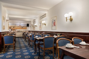 Pequeno-almoço tipo buffet diário mediante uma taxa