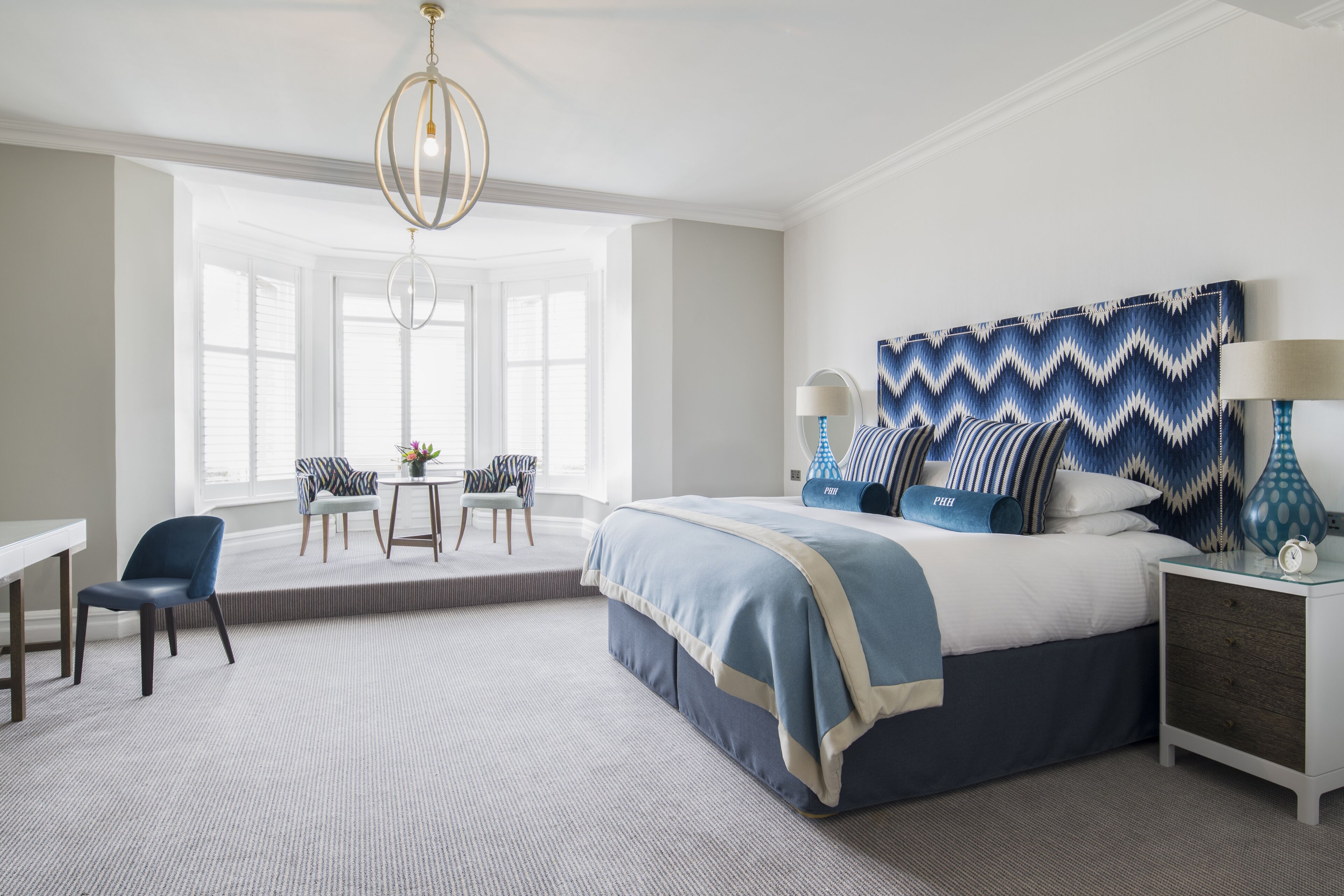 1 quarto, com decoração personalizada, com mobília individualizada 