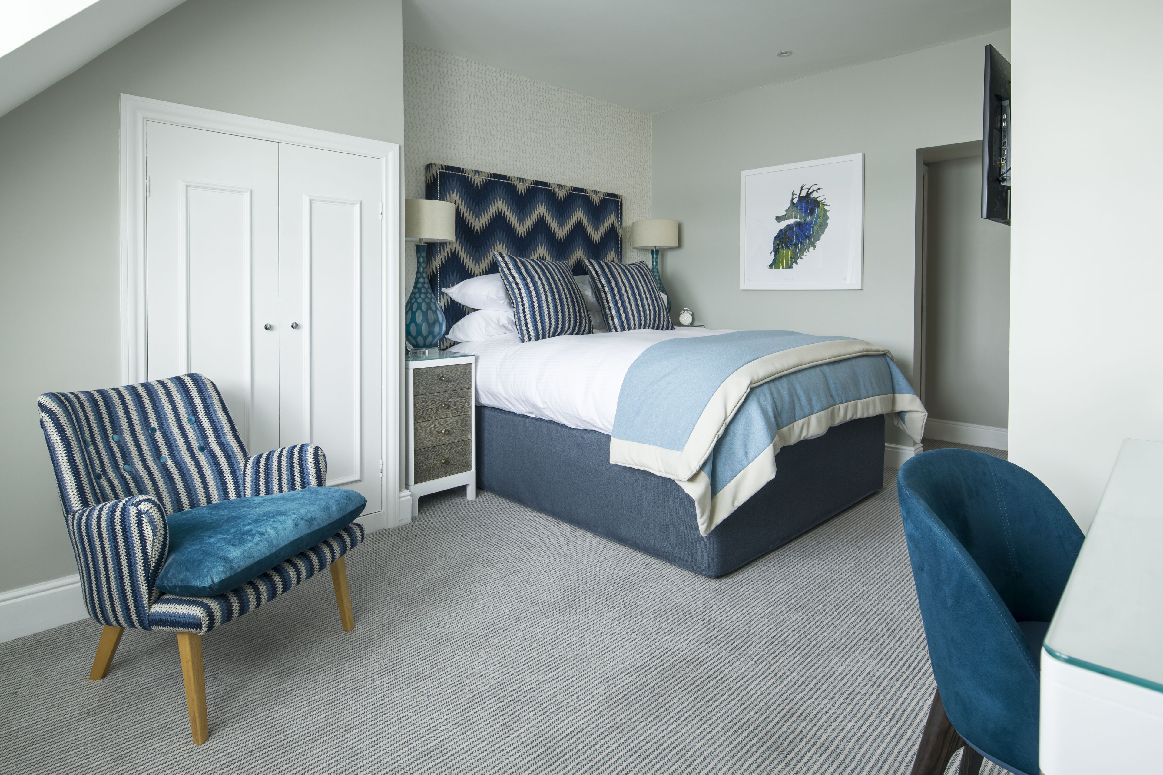 1 quarto, com decoração personalizada, com mobília individualizada 