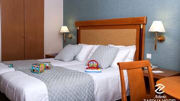 Quarto Familiar, quartos comunicantes (2 adults & 3 children) | Cofre com capacidade para portátil, secretária