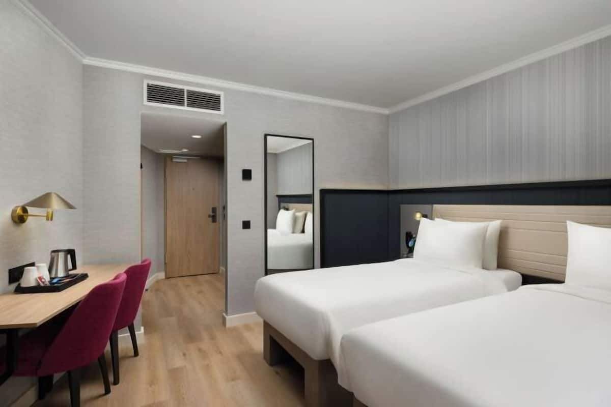 Cofres nos quartos, cortinas blackout, quartos à prova de som