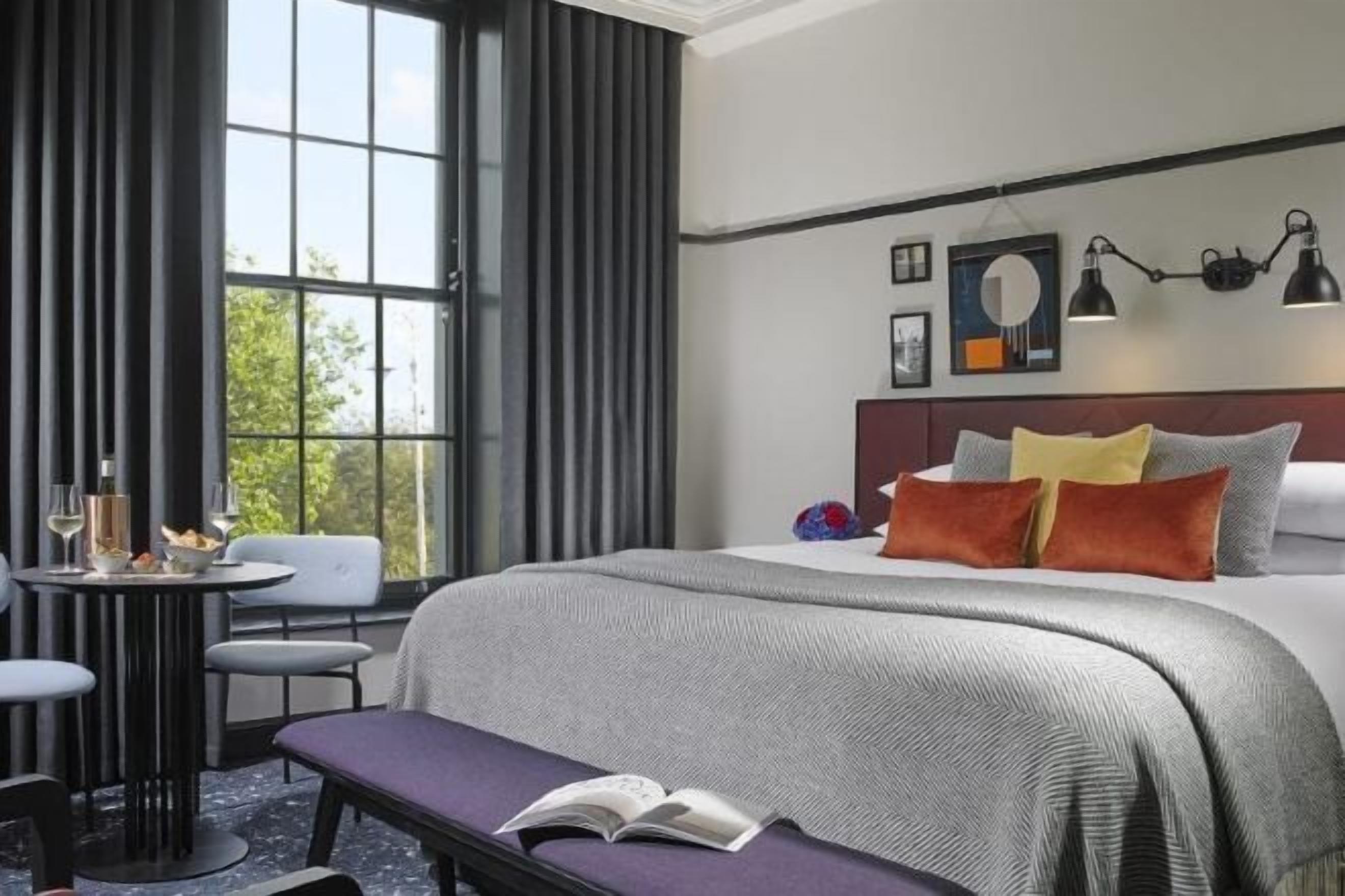 Roupa de alta qualidade, cofre no quarto, secretária 