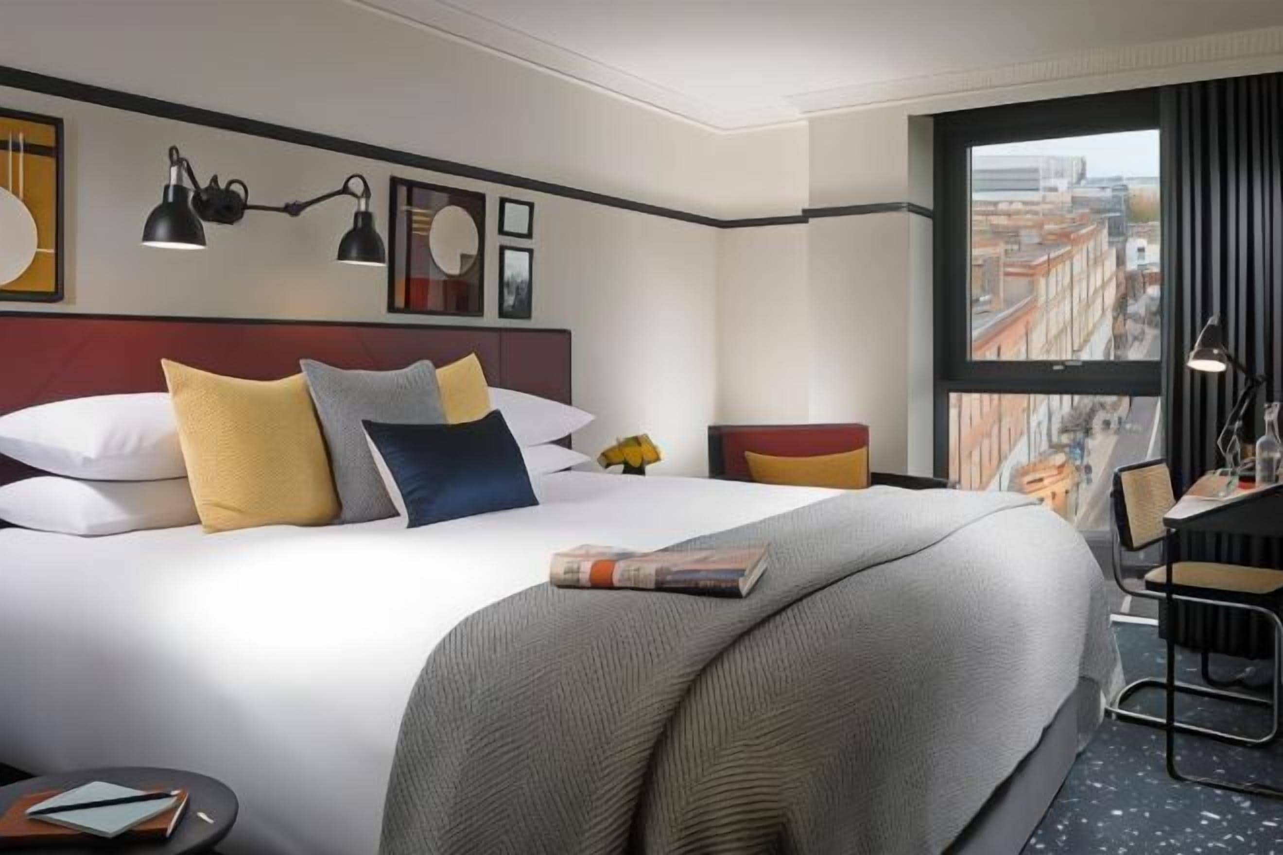 Roupa de alta qualidade, cofre no quarto, secretária 