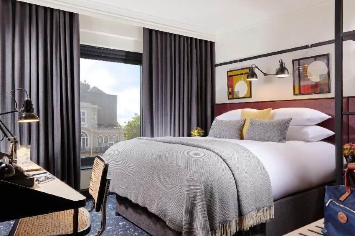 Roupa de alta qualidade, cofre no quarto, secretária