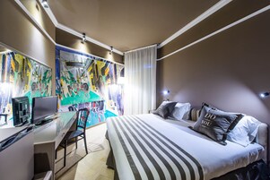 Quarto casal ou duplo superior, vista parcial para o mar | Roupas de cama premium, frigobar, cofres nos quartos, escrivaninha