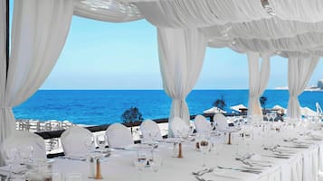 3 restaurantes, pequenos-almoços servidos