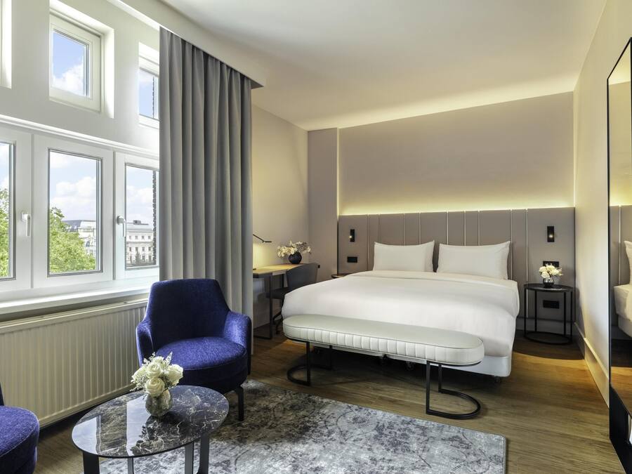 Frigobar, cofres nos quartos, escrivaninha, cortinas blackout