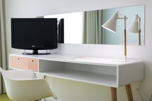 Quarto família | Cofres nos quartos, escrivaninha, espaço de trabalho para notebook