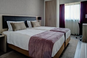 Quarto Twin Executivo | Cofre no quarto, secretária, cortinas/cortinados opacos 