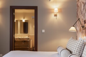 Quarto casal luxo | Roupas de cama antialérgicas, frigobar, cofres nos quartos