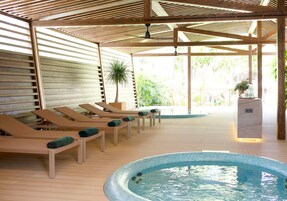 Tratamentos corporais, tratamentos faciais, manicures e pedicures 