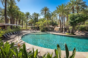 Piscina externa, espreguiçadeiras