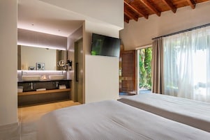 Edredões de penas, minibar, cofre no quarto, secretária