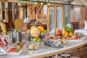 Pequeno-almoço tipo buffet diário incluído