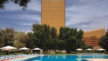 Piscina exterior, guarda-sóis, espreguiçadeiras
