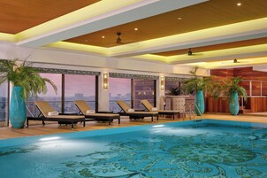2 piscinas externas, funciona das 7h às 19h, barracas, espreguiçadeiras