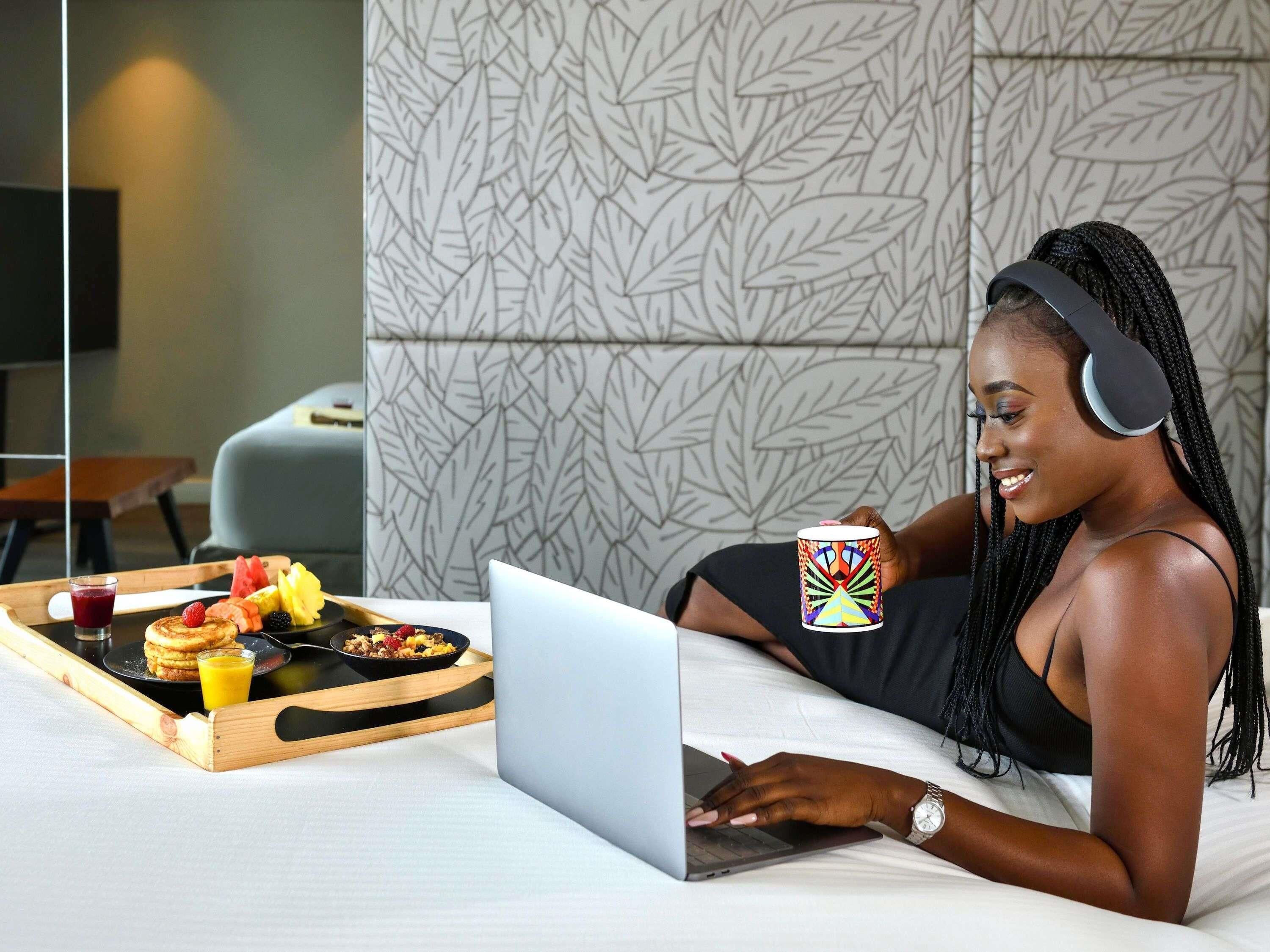 Quarto Deluxe, 1 cama king-size, vista para a lagoa, no canto (Balcony) | Roupa de alta qualidade, minibar, cofre com capacidade para portátil 