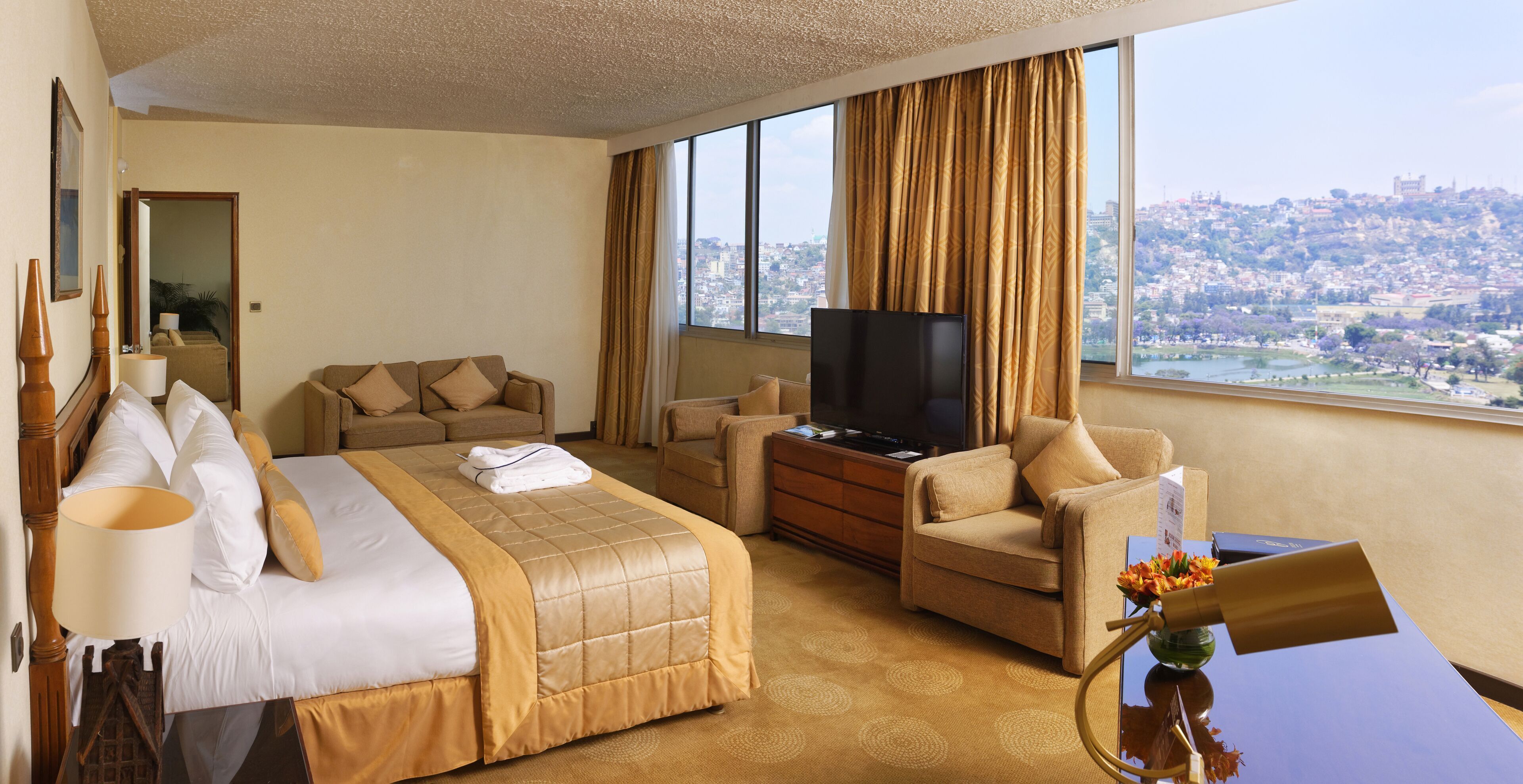 Roupa de alta qualidade, minibar, cofre no quarto 