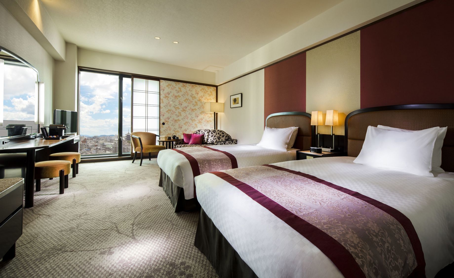 Edredões de penas, cofre no quarto, secretária, quartos insonorizados 