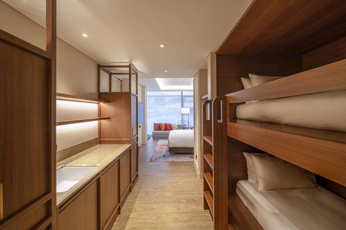 Quarto Familiar, várias camas (1 King and 1 Bunk Bed) | Roupa de alta qualidade, minibar, cofre no quarto, secretária 