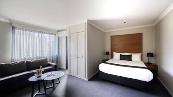 Quarto Superior, 1 cama queen-size | Cofre no quarto, secretária