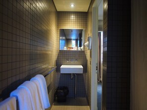 Quarto Executivo | Casa de banho | Um polibã, um chuveiro fixo, artigos de higiene pessoal grátis 