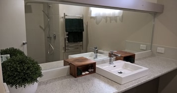 Quarto Familiar, várias camas, varanda | Lavatório na casa de banho