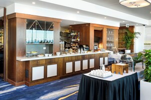 Pequeno-almoço tipo buffet diário mediante uma taxa 