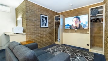 Quarto (King Suite) | Área de estar | TV LCD 43 polegadas com canais a cabo, TV
