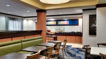 Café da manhã com buffet grátis todos os dias