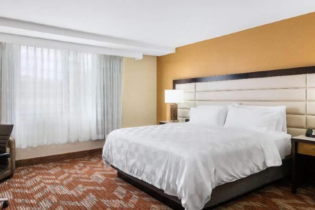 Cofres nos quartos, escrivaninha, cortinas blackout