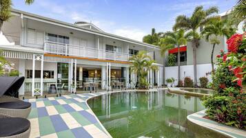 Piscina exterior, espreguiçadeiras