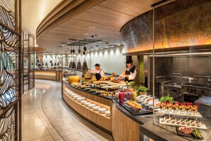 5 restaurantes, com serviço de café da manhã e almoço; culinária chinesa