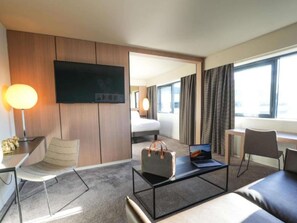 Suite Júnior, 1 cama queen-size e sofá-cama (Lounge) | Roupa de alta qualidade, cofre no quarto, secretária 