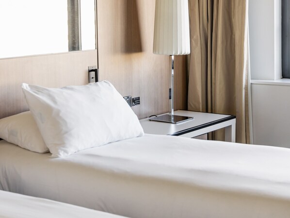 Quarto Clássico, 2 camas individuais | Roupa de alta qualidade, cofre no quarto, secretária 